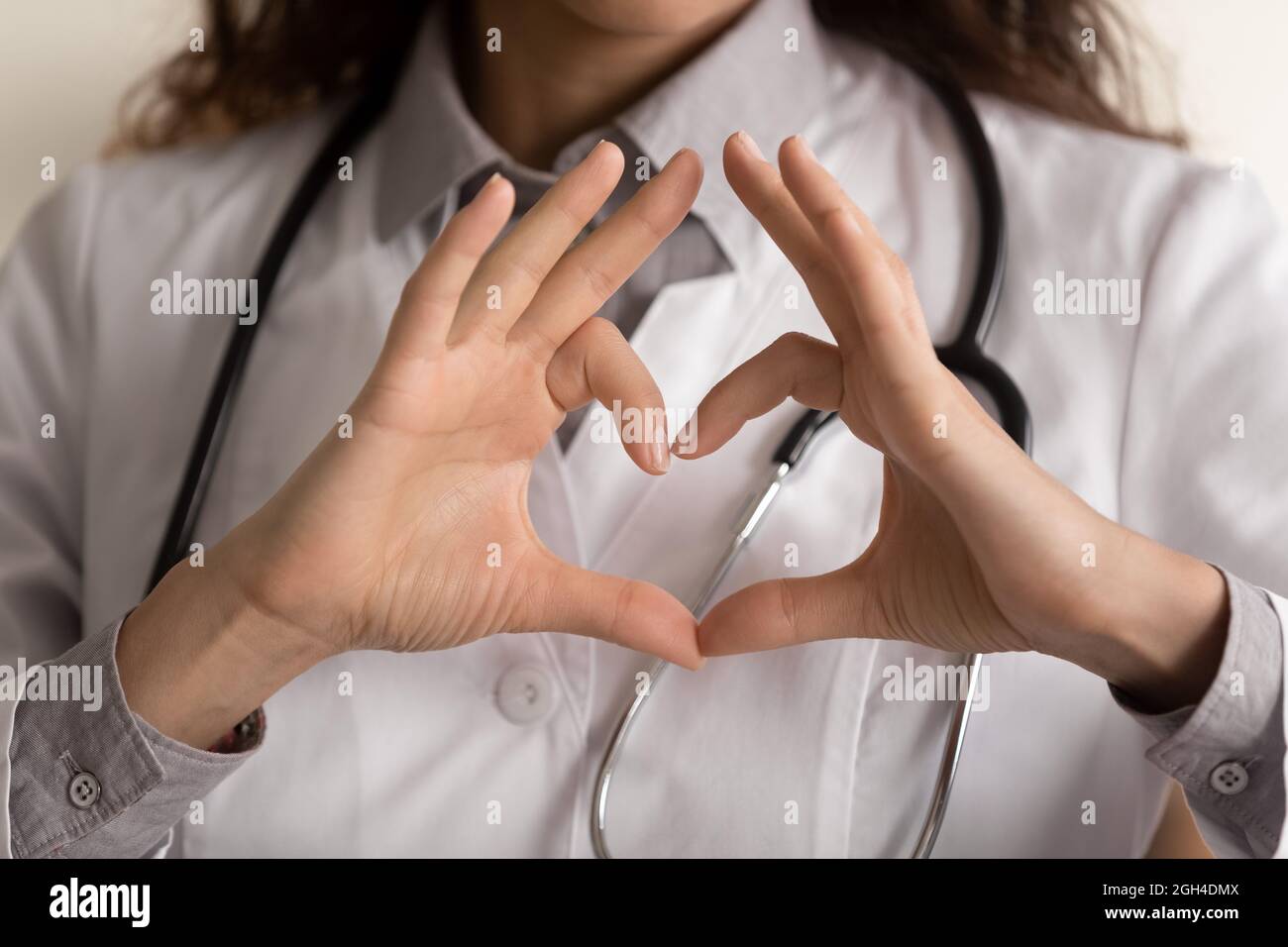 Doctor female patient hospital cardiac hi-res stock photography and ...