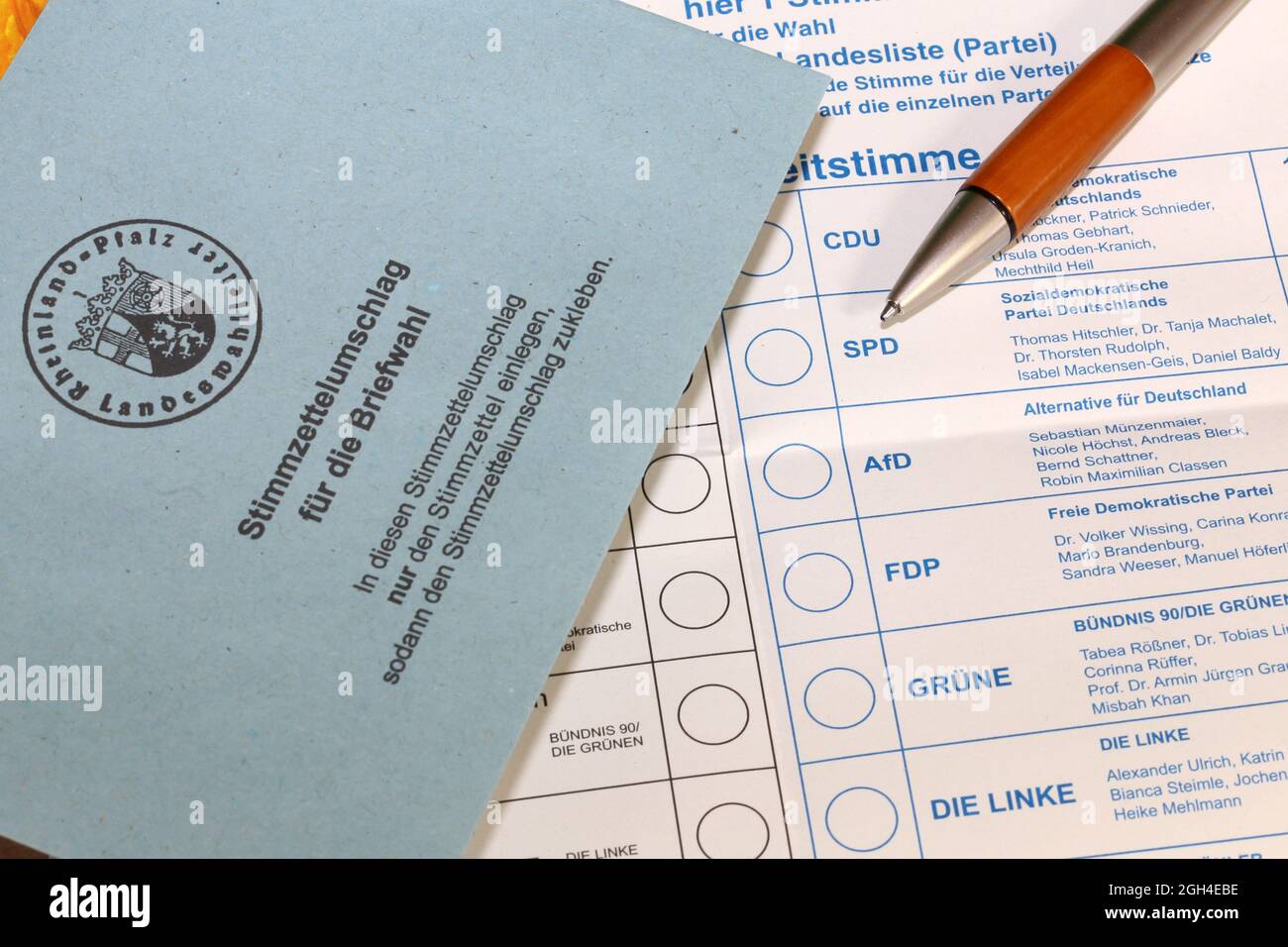 Symbol image of postal voting (Germany): Ballot paper and envelope for ...