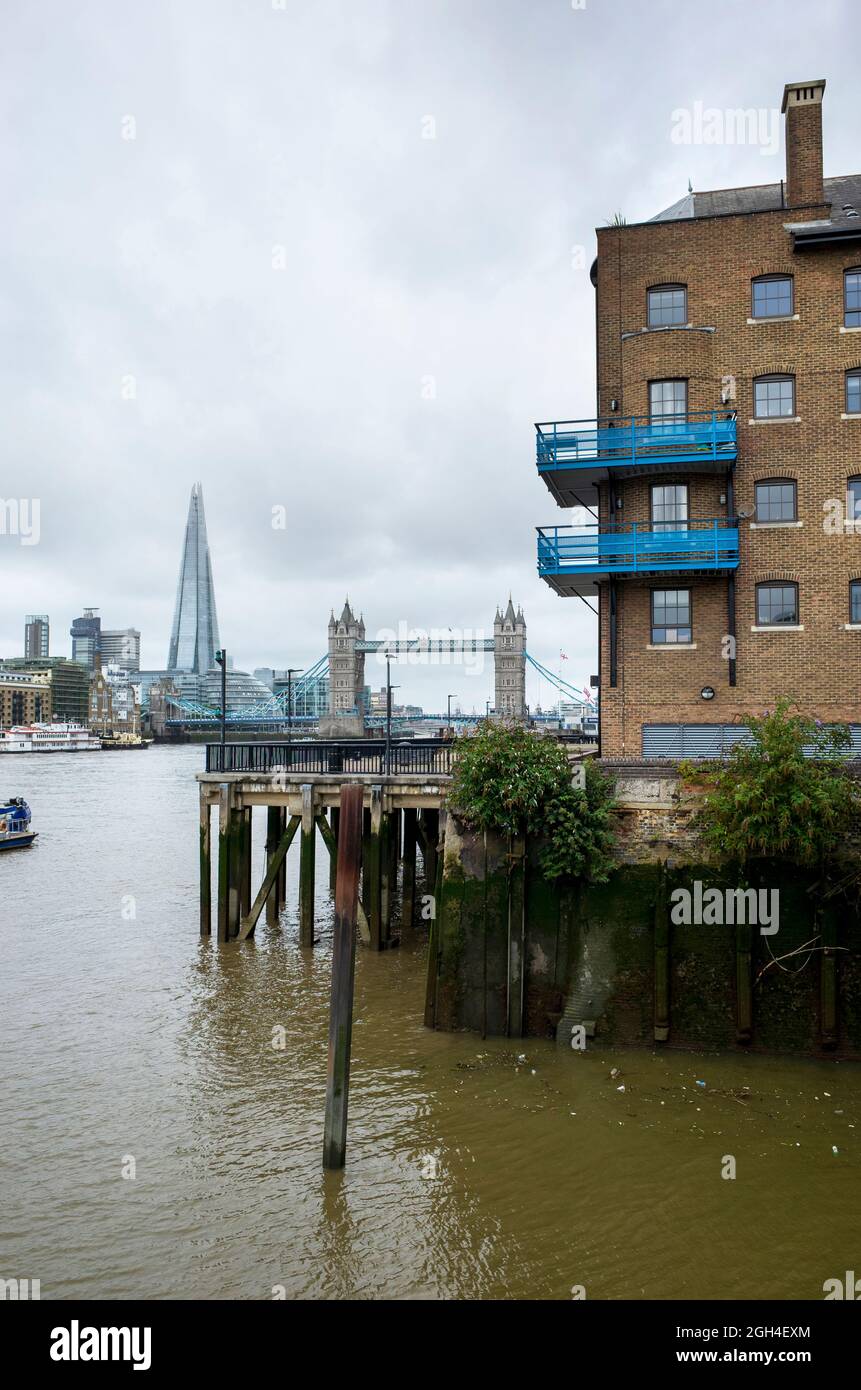 St katherines and wapping hi-res stock photography and images - Alamy