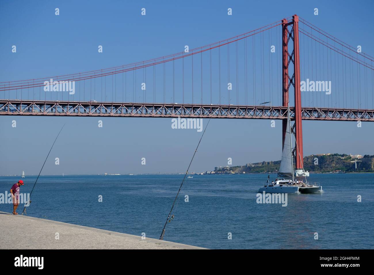 25 abril suspension bridge hi-res stock photography and images - Alamy