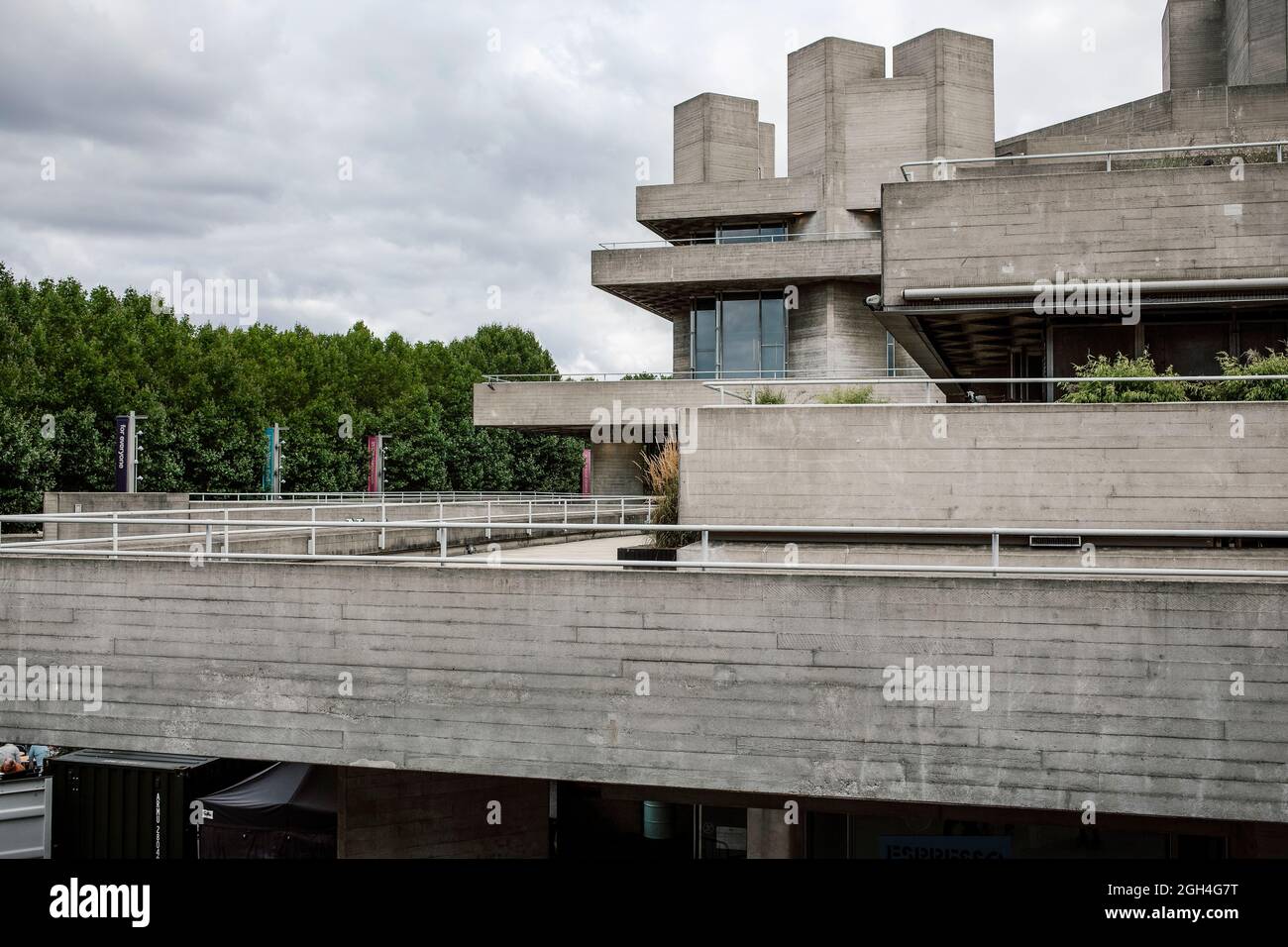 Brutalist buildings and architecture by Denys Lasdun at the National ...