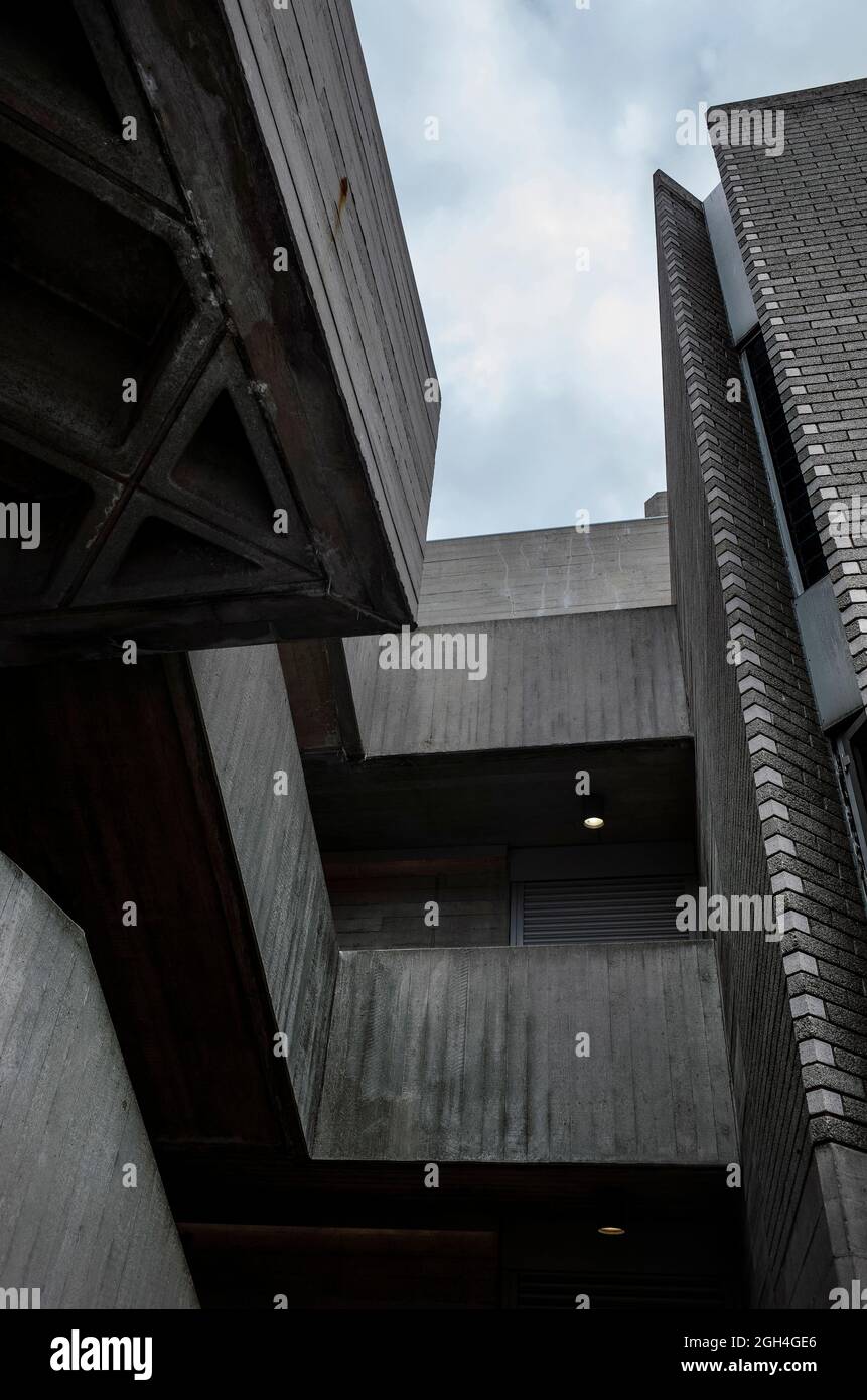 Brutalist buildings and architecture by Denys Lasdun at the National ...