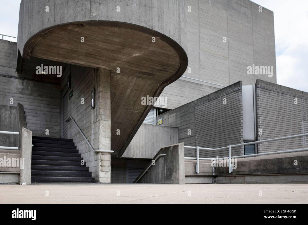 Brutalist buildings and architecture by Denys Lasdun at the National ...