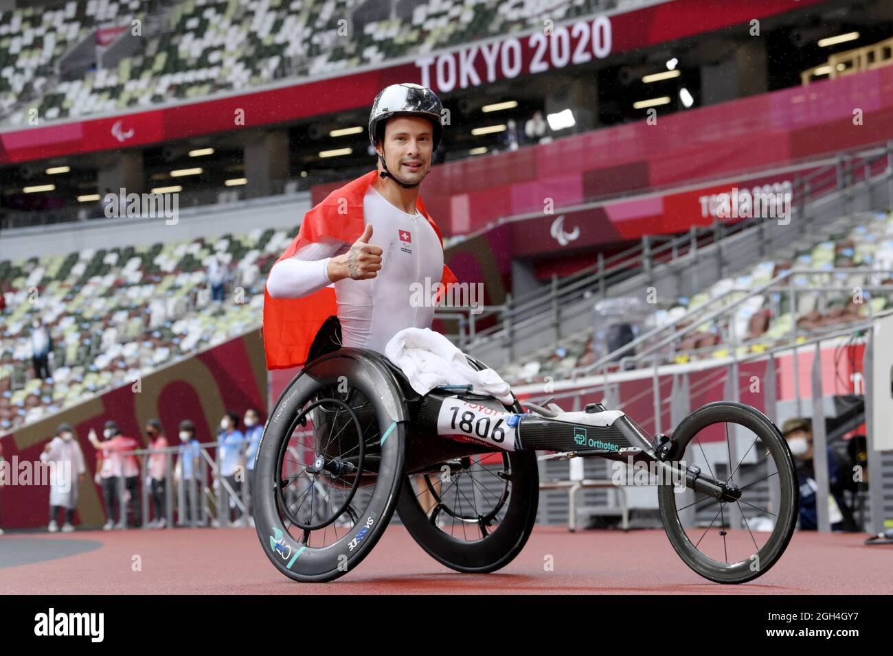 Marcel Hug of Switzerland poses after winning gold for the men's T54 ...
