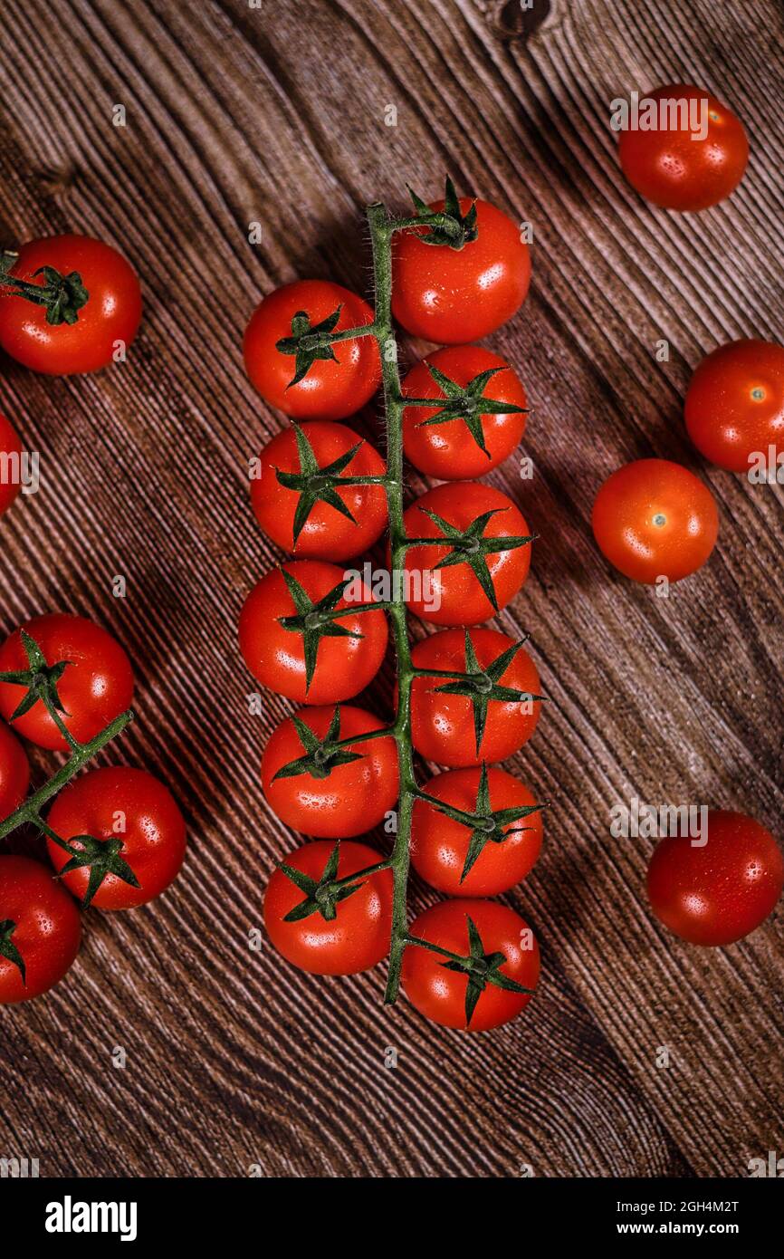 Tomato trusses hi-res stock photography and images - Alamy