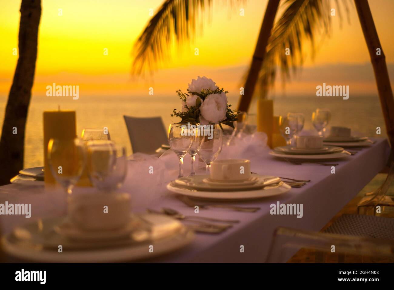 romantic dinner set up at the beach Stock Photo - Alamy