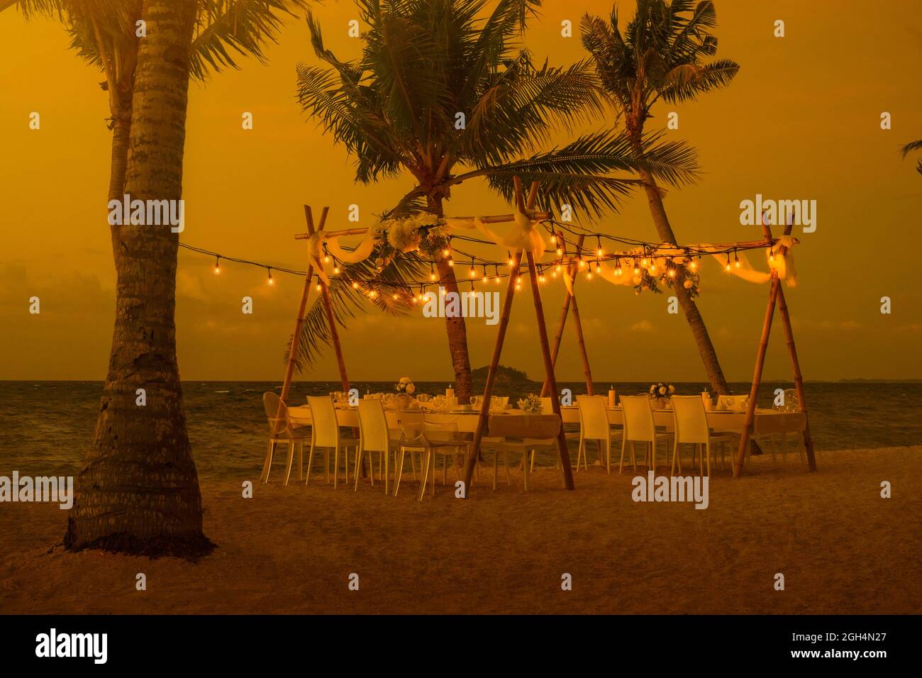 romantic dinner set up at the beach Stock Photo - Alamy