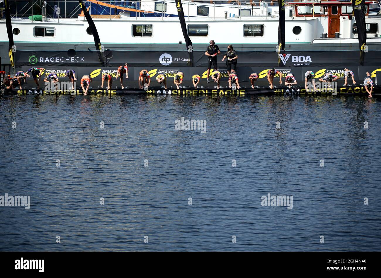 Athletes dive in start hi-res stock photography and images - Alamy