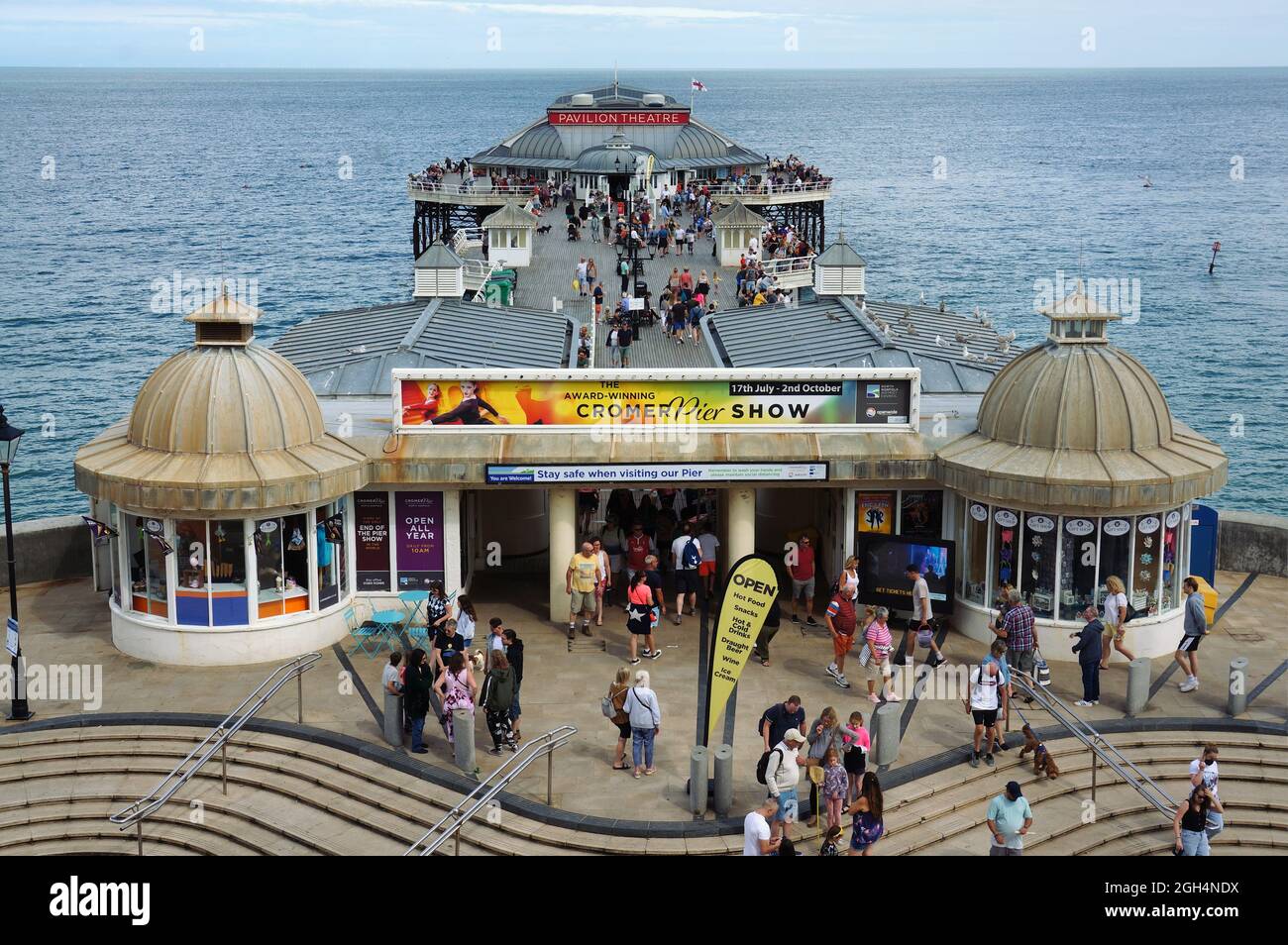 Overhead crowd hi-res stock photography and images - Alamy