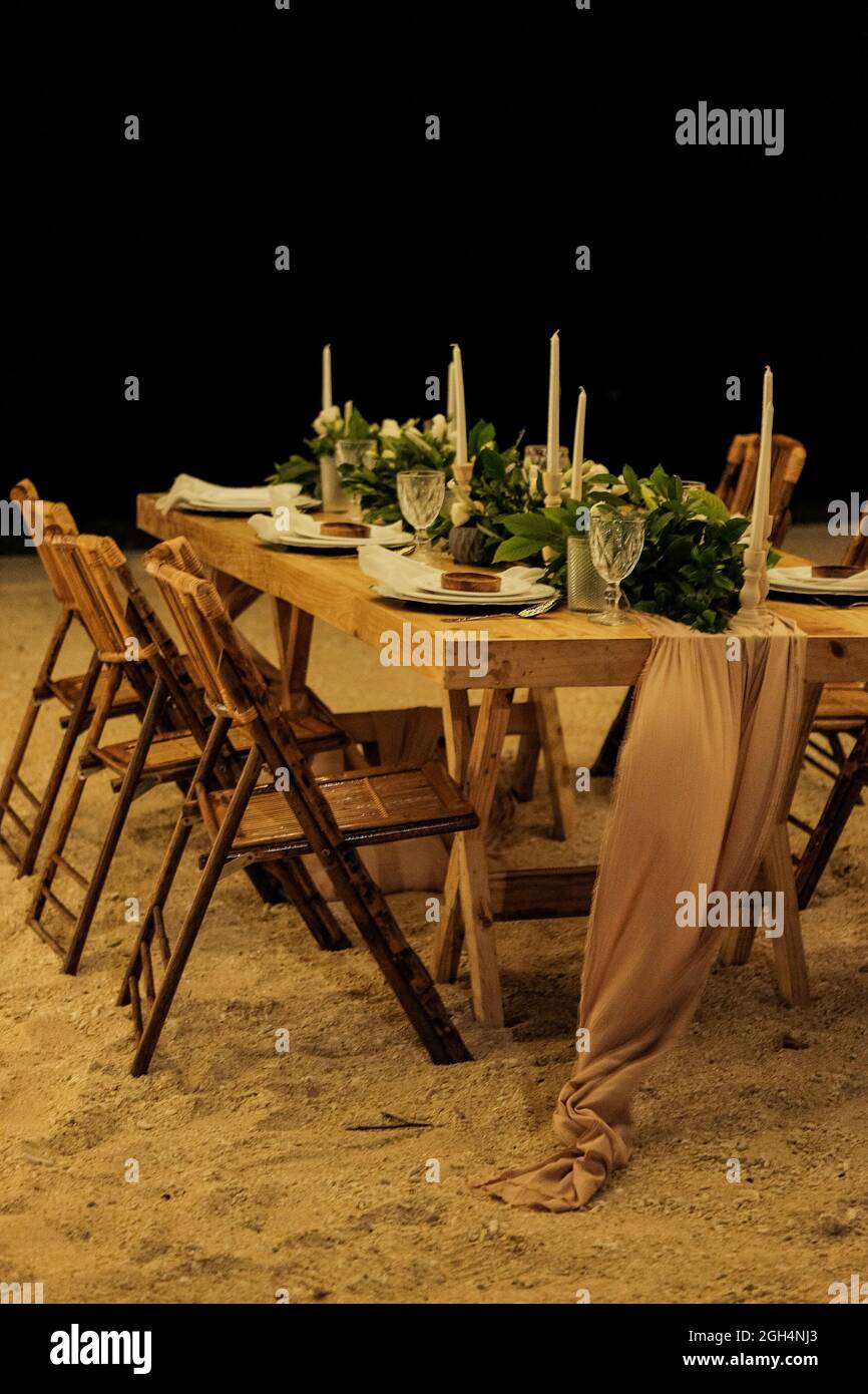 beach dinner romantic set up Stock Photo - Alamy