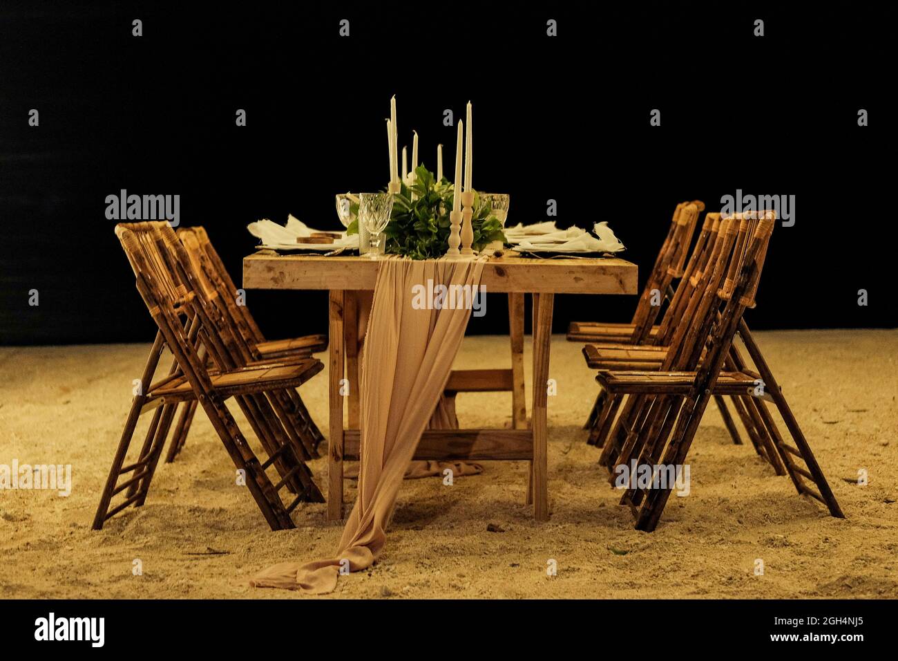 beach dinner romantic set up Stock Photo - Alamy