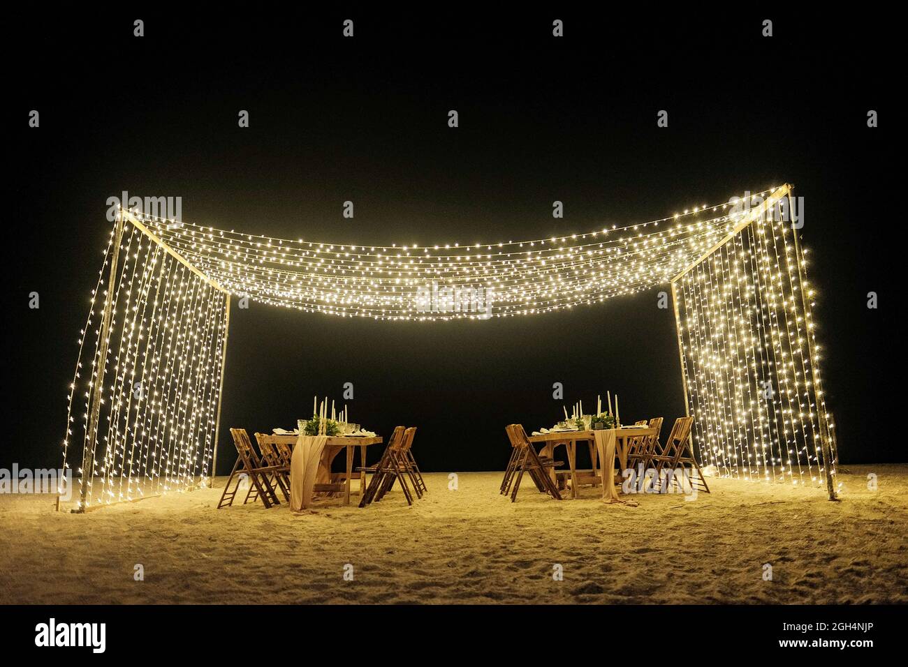 beach dinner romantic set up Stock Photo - Alamy