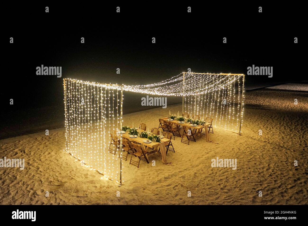 beach dinner romantic set up Stock Photo - Alamy