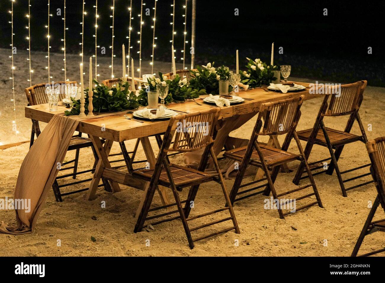 beach dinner romantic set up Stock Photo - Alamy