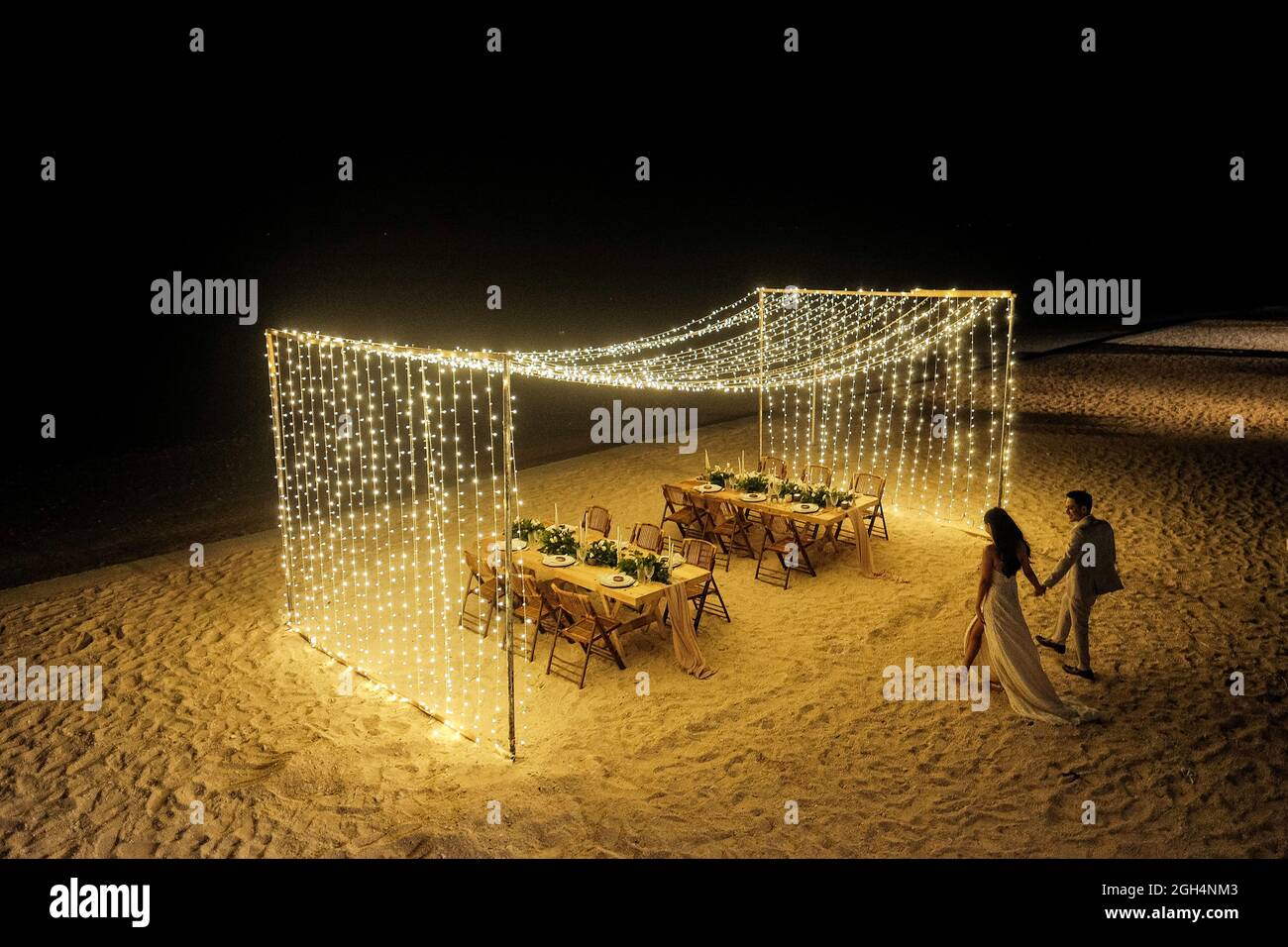 beach dinner romantic set up Stock Photo - Alamy
