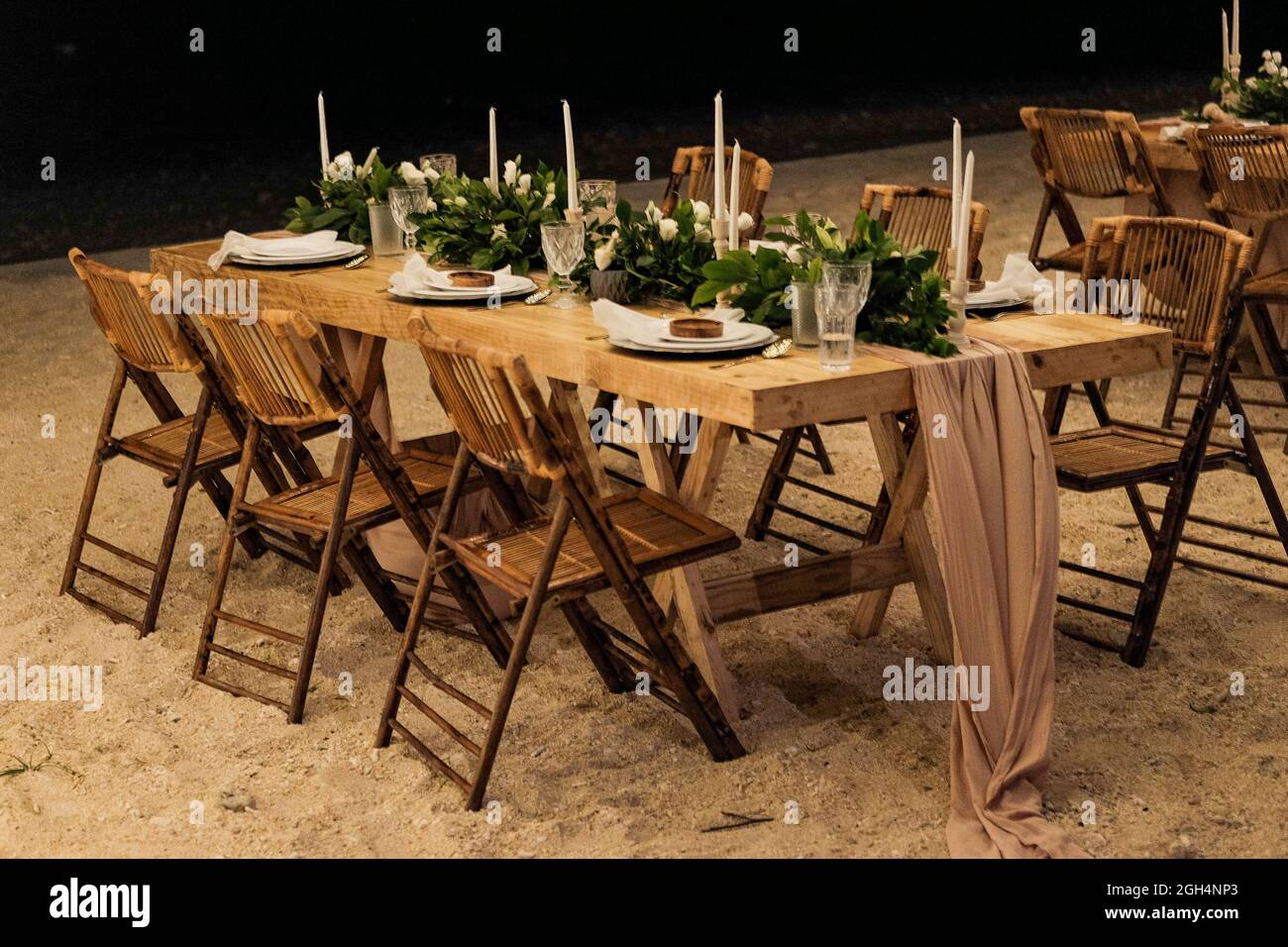 beach dinner romantic set up Stock Photo - Alamy