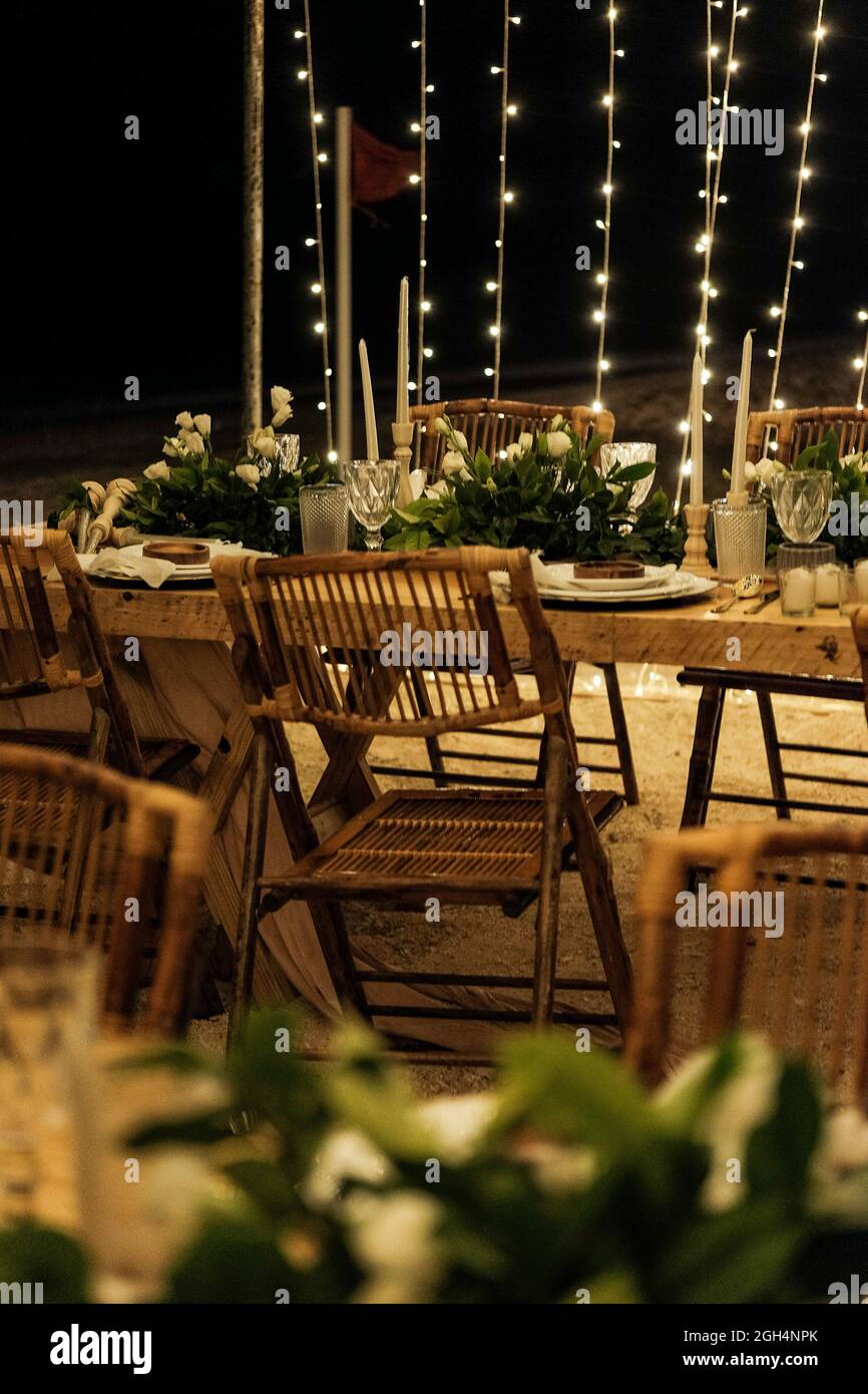 beach dinner romantic set up Stock Photo - Alamy