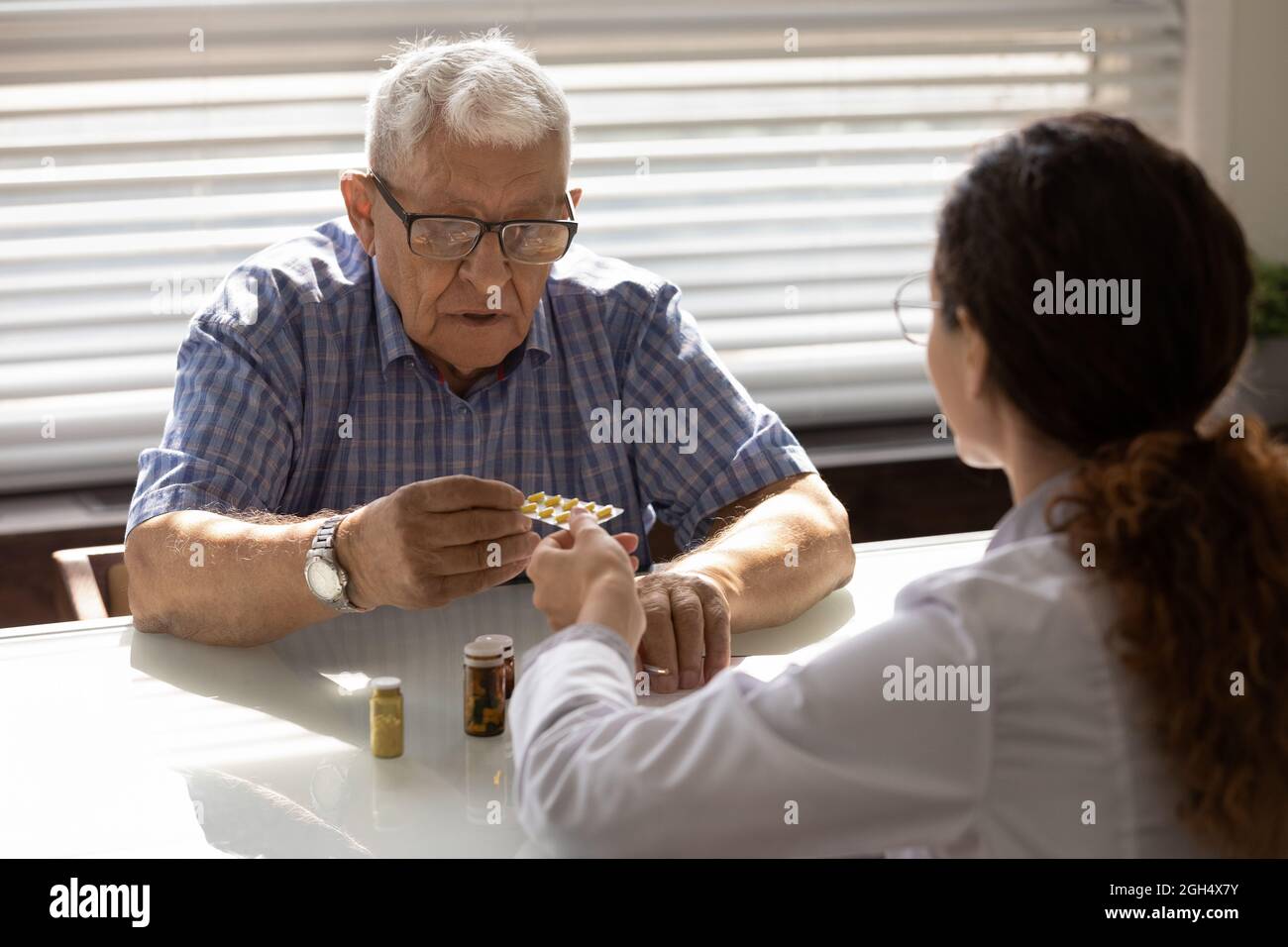 Confused elderly woman hi-res stock photography and images - Alamy