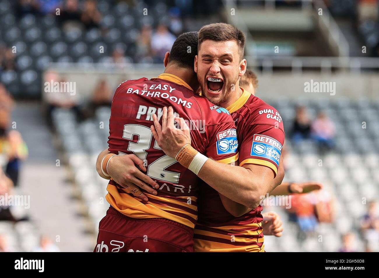 Will Pryce (32) of Huddersfield Giants celebrates his try Stock Photo ...
