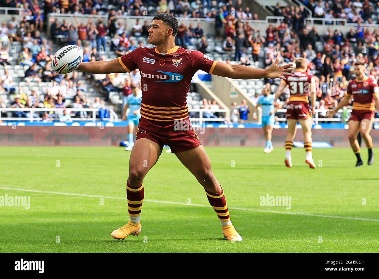 Will Pryce (32) of Huddersfield Giants celebrates his try Stock Photo ...