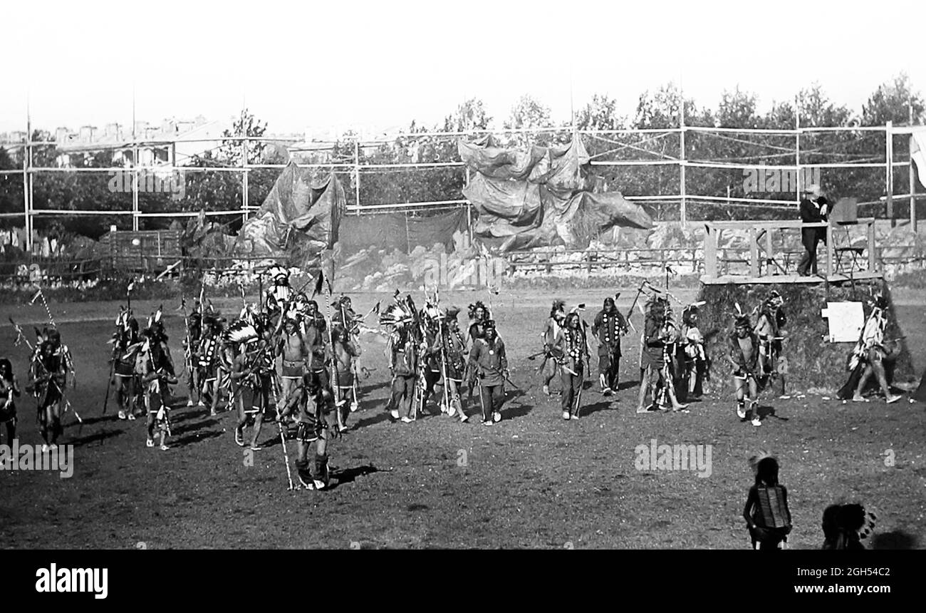 Buffalo Bill's Wild West Show in Paris in 1899 Stock Photo - Alamy