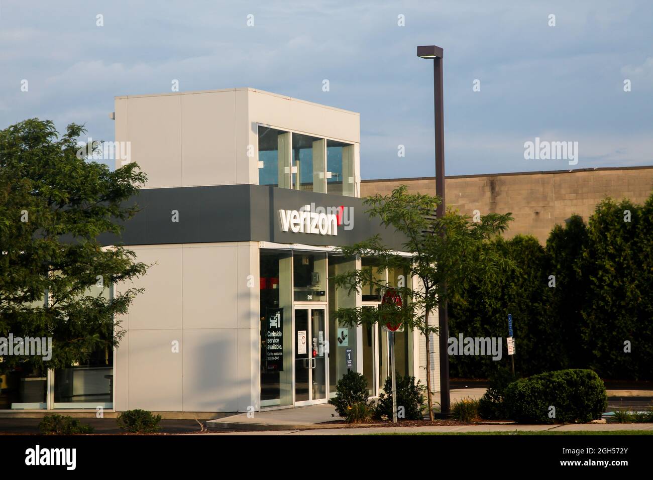 Verizon sign logo hi-res stock photography and images - Alamy