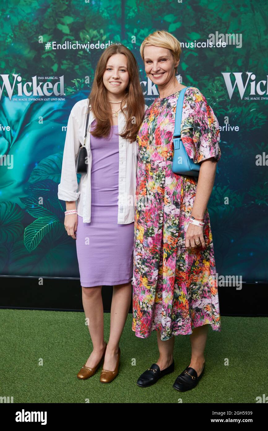 Hamburg, Germany. 05th Sep, 2021. Susann Atwell (r) and her daughter ...
