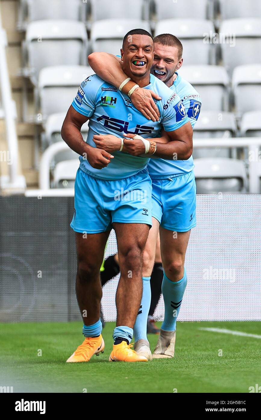 Reece Lyne (4) of Wakefield Trinity celebrates his try Stock Photo - Alamy