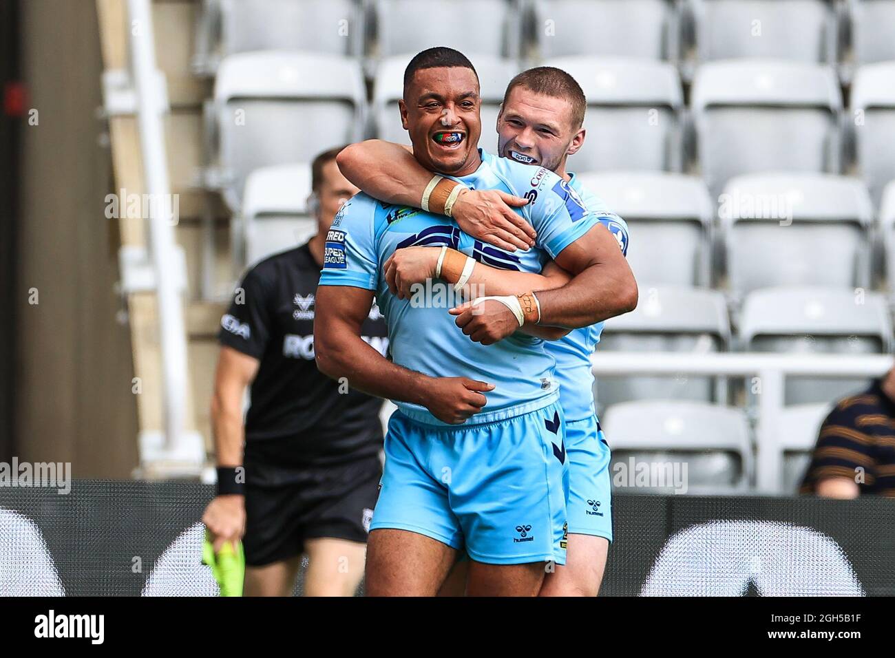 Reece Lyne (4) of Wakefield Trinity celebrates his try Stock Photo - Alamy