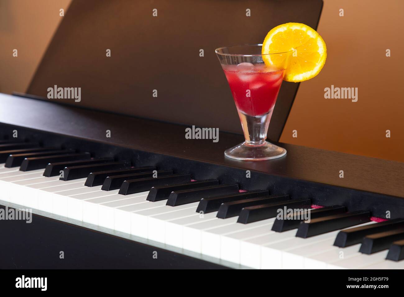 Cocktail piano hi-res stock photography and images - Alamy