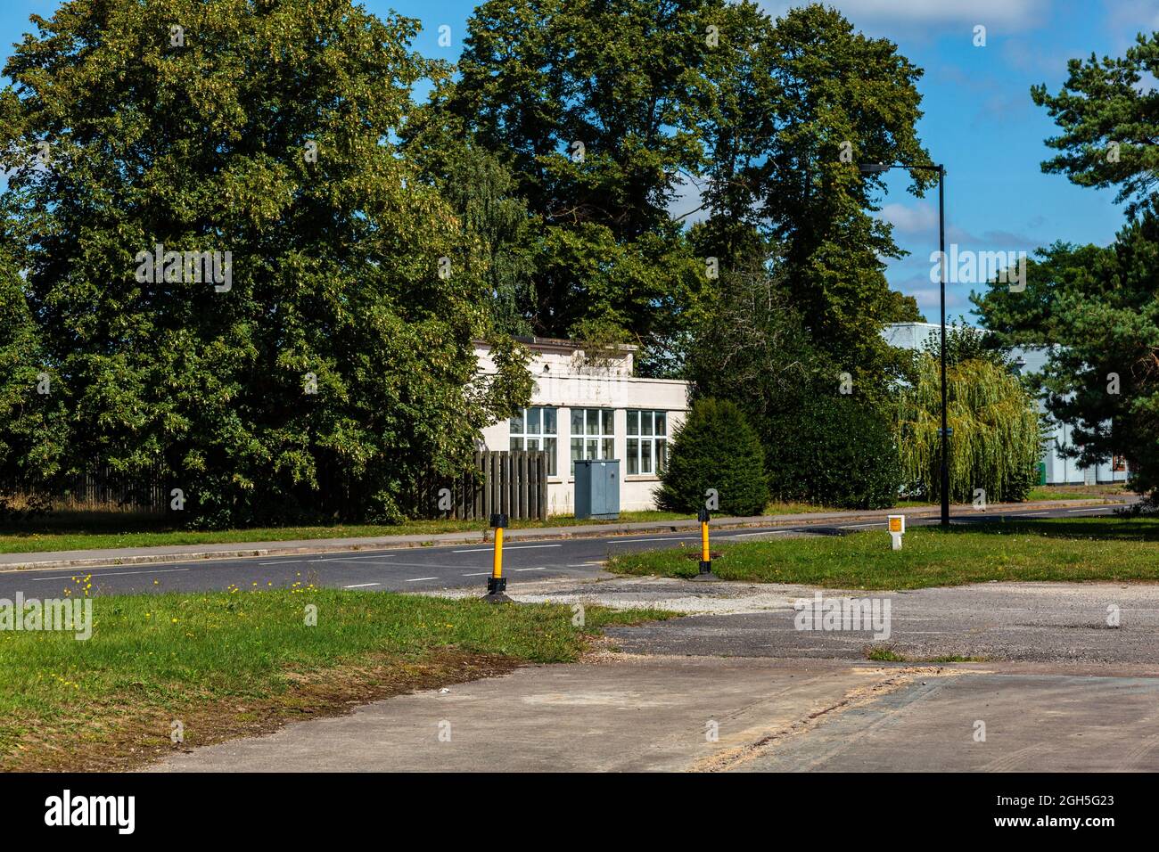Bushes outside building hi-res stock photography and images - Alamy