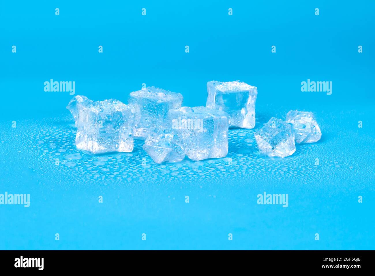 Crushed ice for drinks with water drops Stock Photo - Alamy