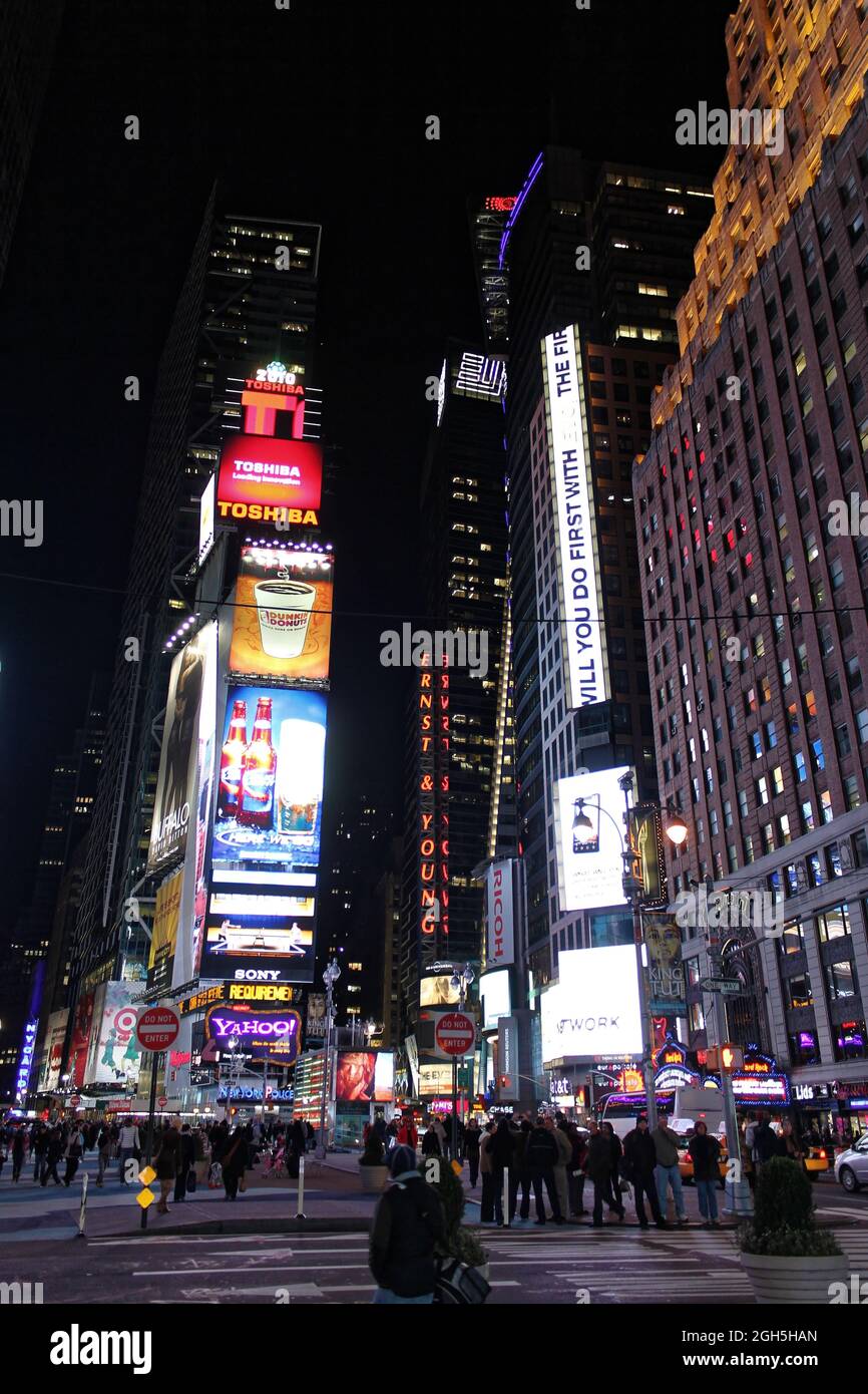 New York, USA - November 20, 2010: Times square busy with pedestrians ...