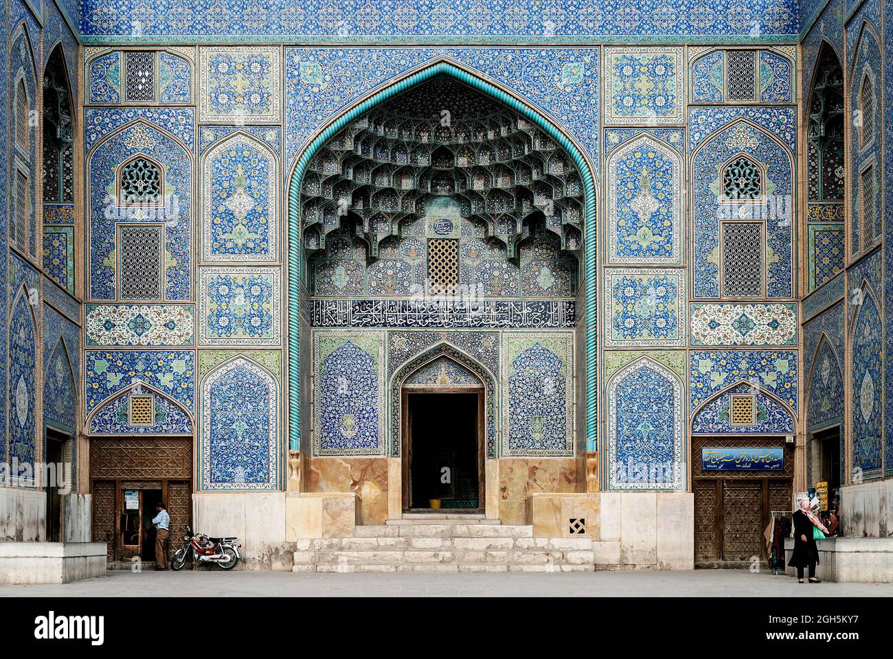 the shah mosque famous landmark on Naqsh-e Jahan Square in isfahan city ...