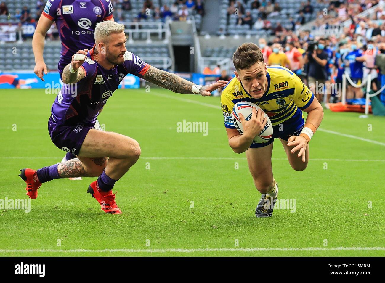 Josh Thewlis (23) of Warrington Wolves goes over for a try Stock Photo ...