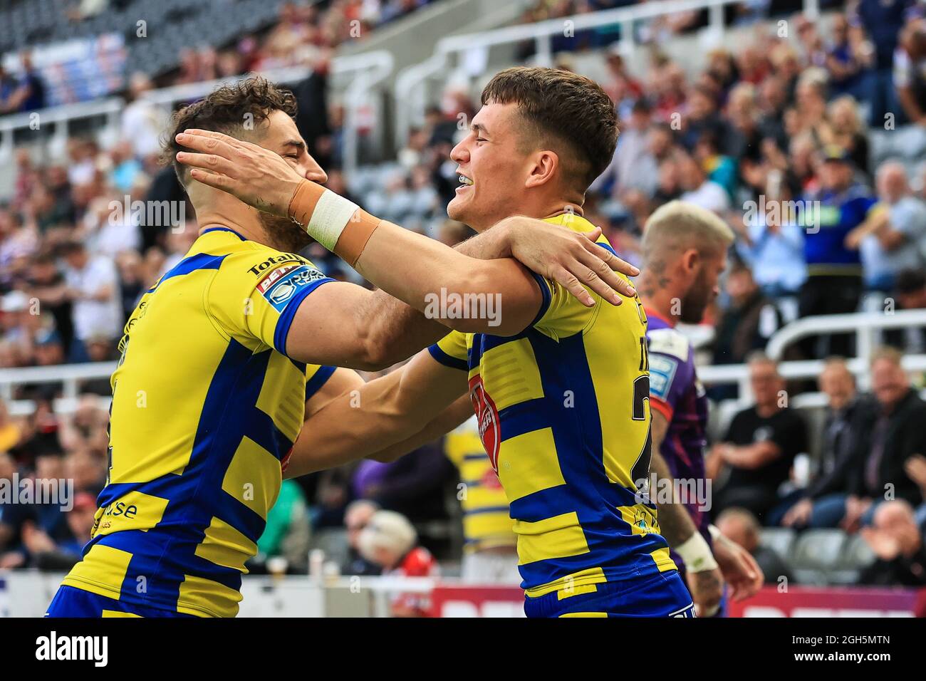 Josh Thewlis (23) of Warrington Wolves celebrates his try Stock Photo ...