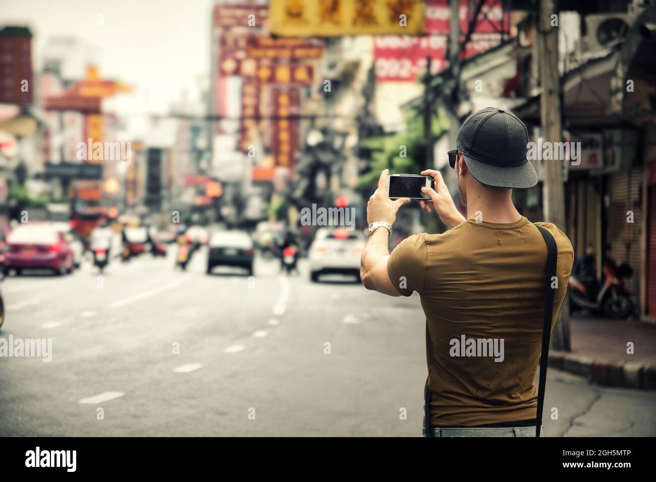 Man taking photo of city on smartphone Stock Photo - Alamy