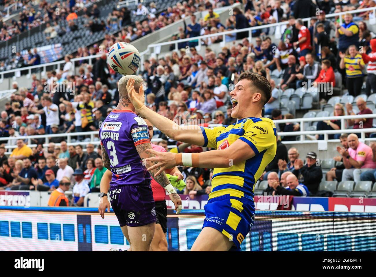 Josh Thewlis (23) of Warrington Wolves celebrates his try Stock Photo ...