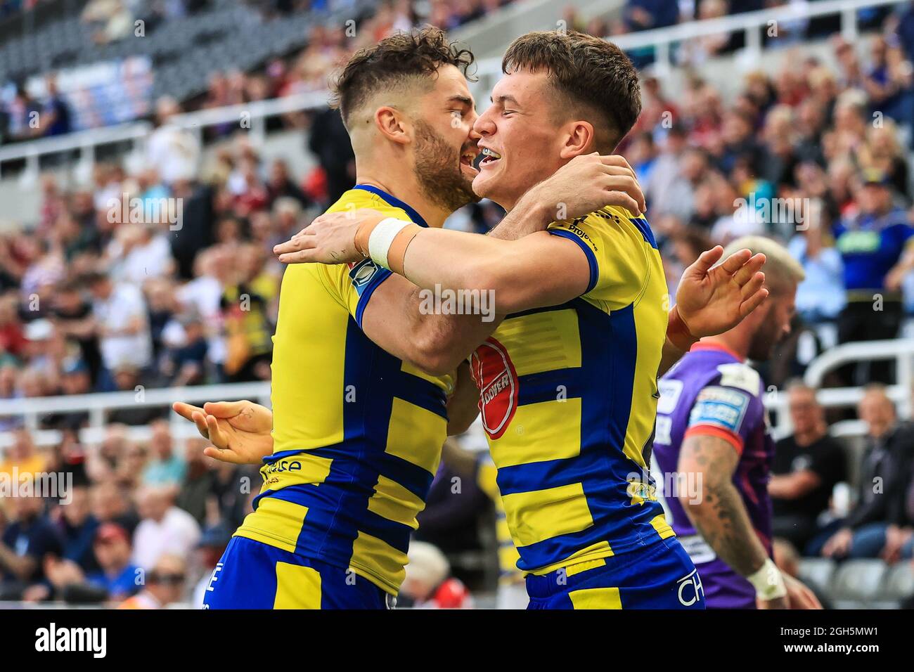 Josh Thewlis (23) of Warrington Wolves celebrates his try Stock Photo ...