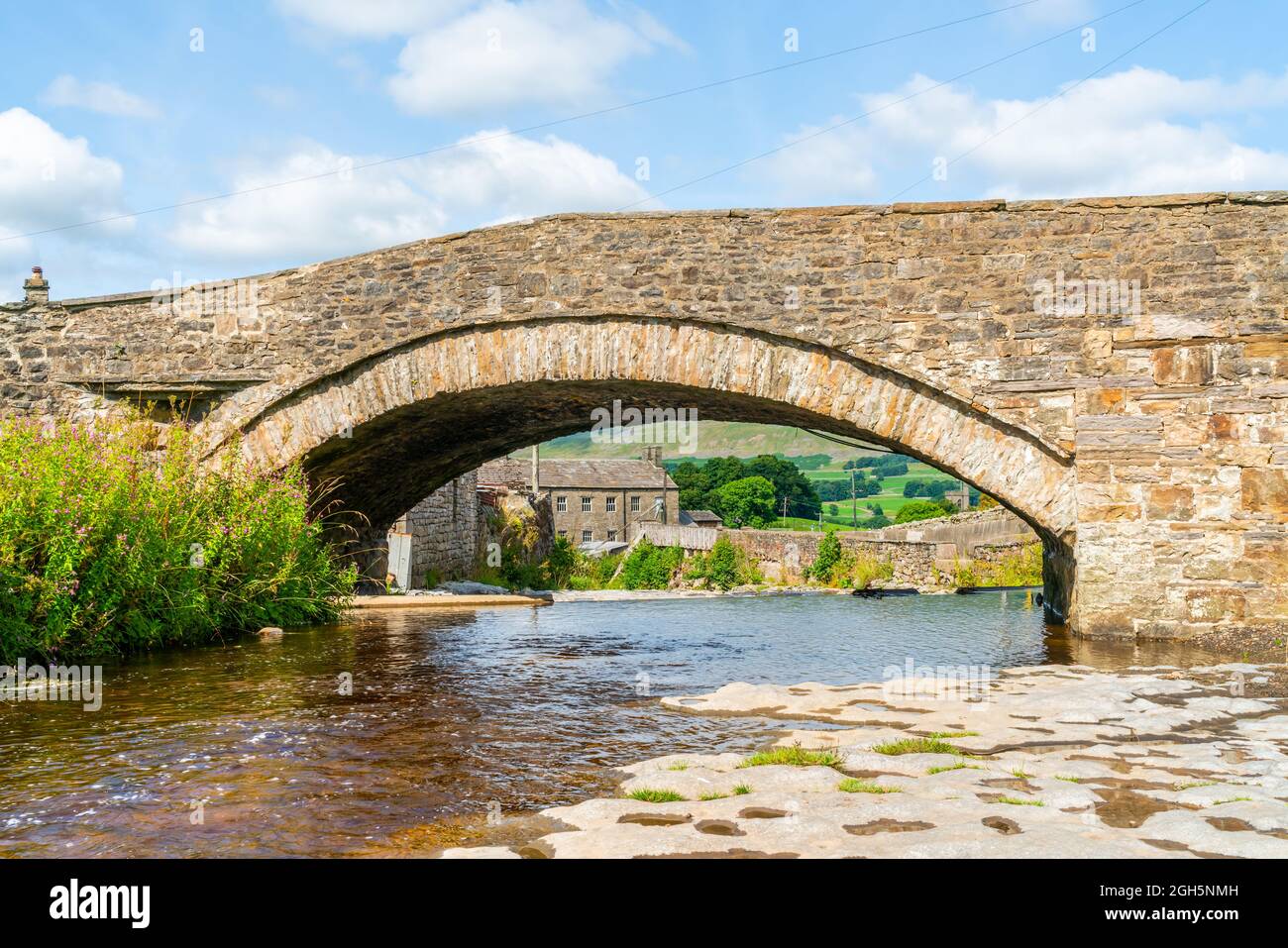 Stone bridge over Gayle Beck in Hawes, Yorkshire Dales, North Yorkshire ...