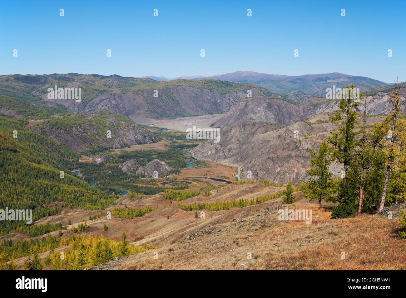 Autumn highland landscape. Altai river Chuya surrounded by mountains ...