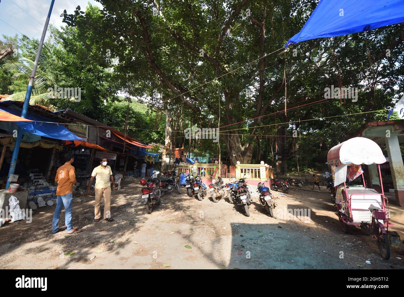 Gateway of Susunia Hill trek route through forest. Bankura, West Bengal ...