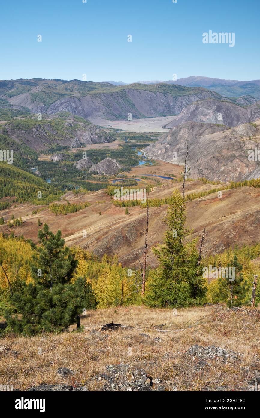 Autumn highland landscape. Altai river Chuya surrounded by mountains ...