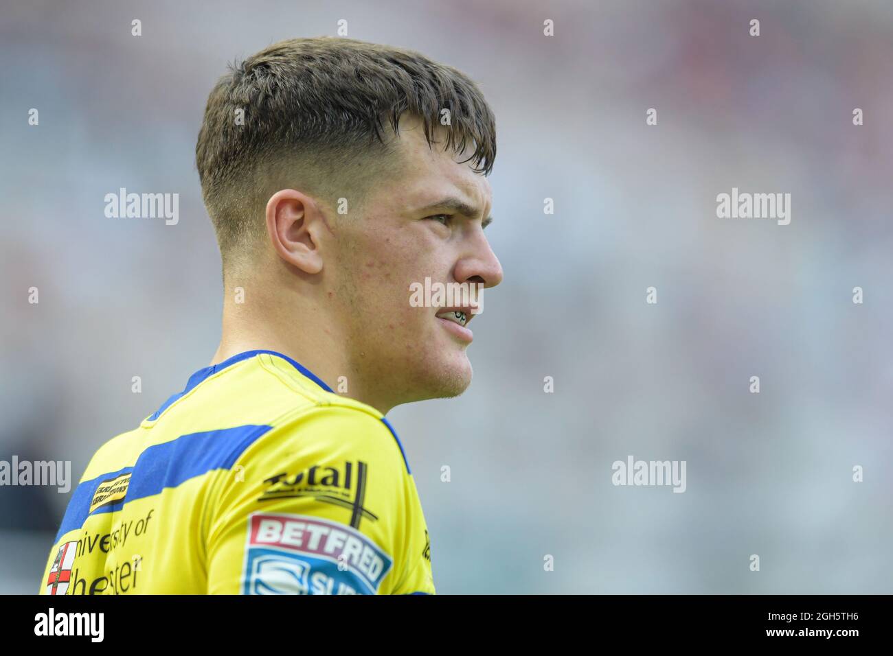 Josh Thewlis (23) of Warrington Wolves in action during the game Stock ...