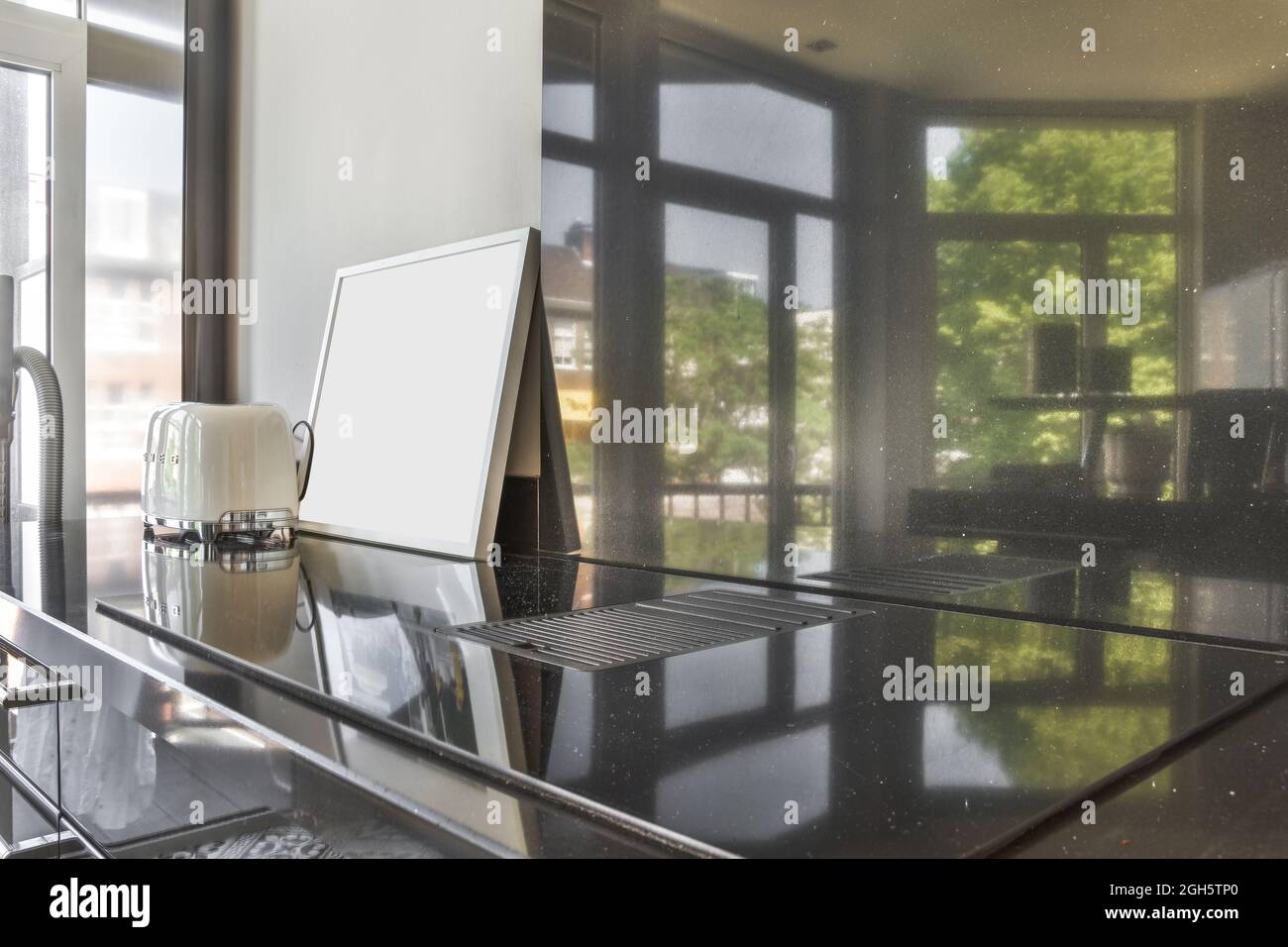Splashback glass hi-res stock photography and images - Alamy