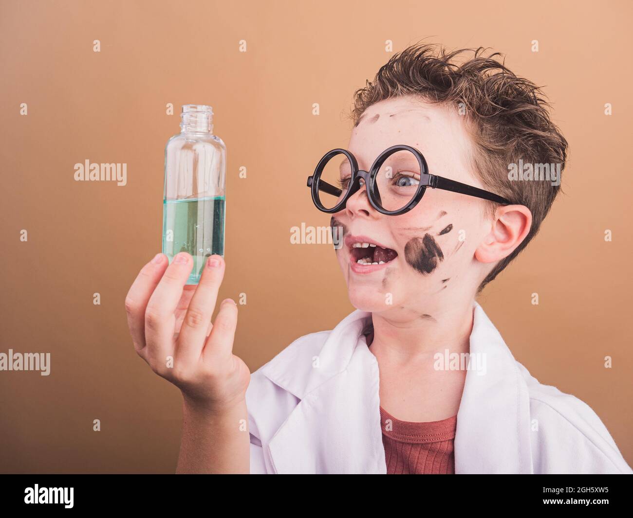 Child bottle experiment hi-res stock photography and images - Alamy