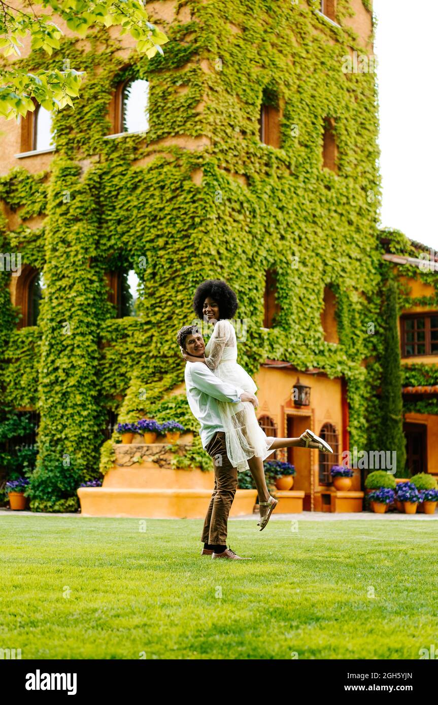 Hug lift couple hi-res stock photography and images - Alamy