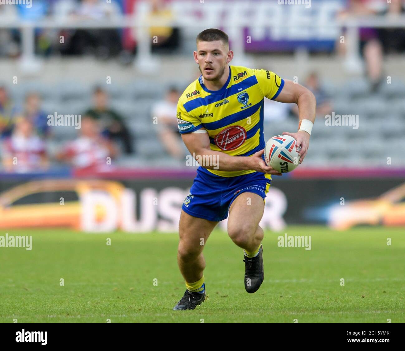 Danny Walker (16) of Warrington Wolves runs forward with the ball Stock ...