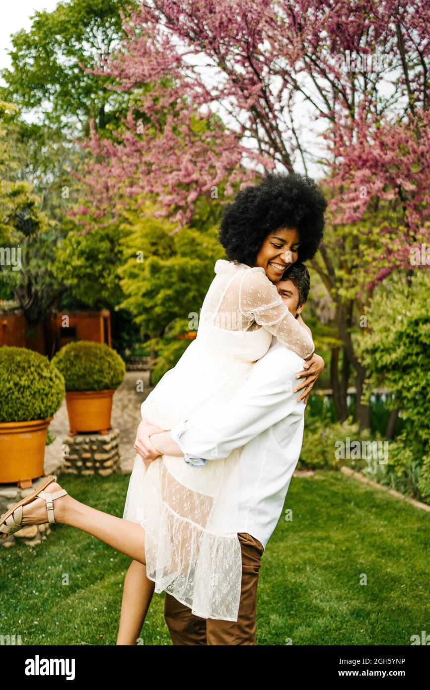 Hug lift couple hi-res stock photography and images - Alamy