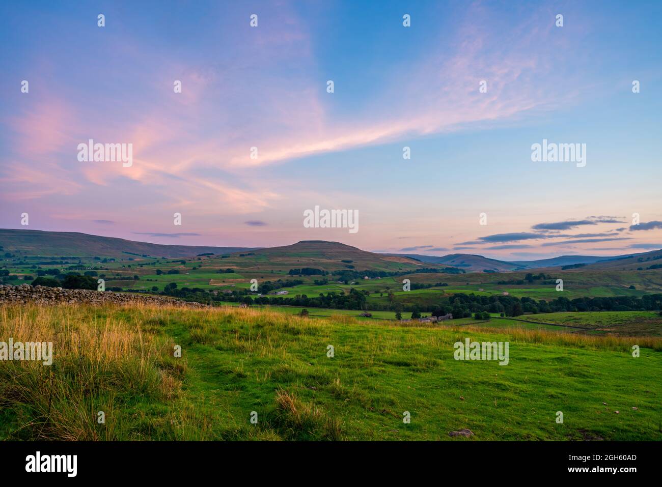 Beautiful colorful sunset over rural landscape in Yorkshire Dales ...